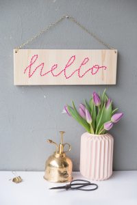DIY: Lettering-Schild mit Stick-Schrift