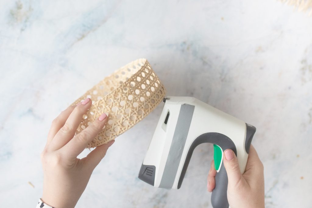 DIY: Pflanzenständer mit Wiener Geflecht