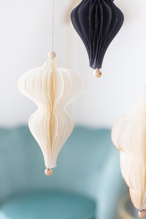 DIY: Papier-Ornamente mit Wabenmuster basteln