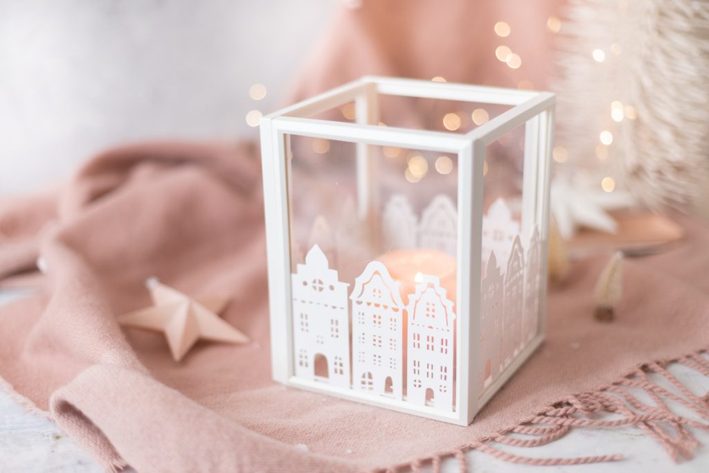 DIY: Häuser-Laterne aus Bilderrahmen basteln – mit Plotter-Vorlage