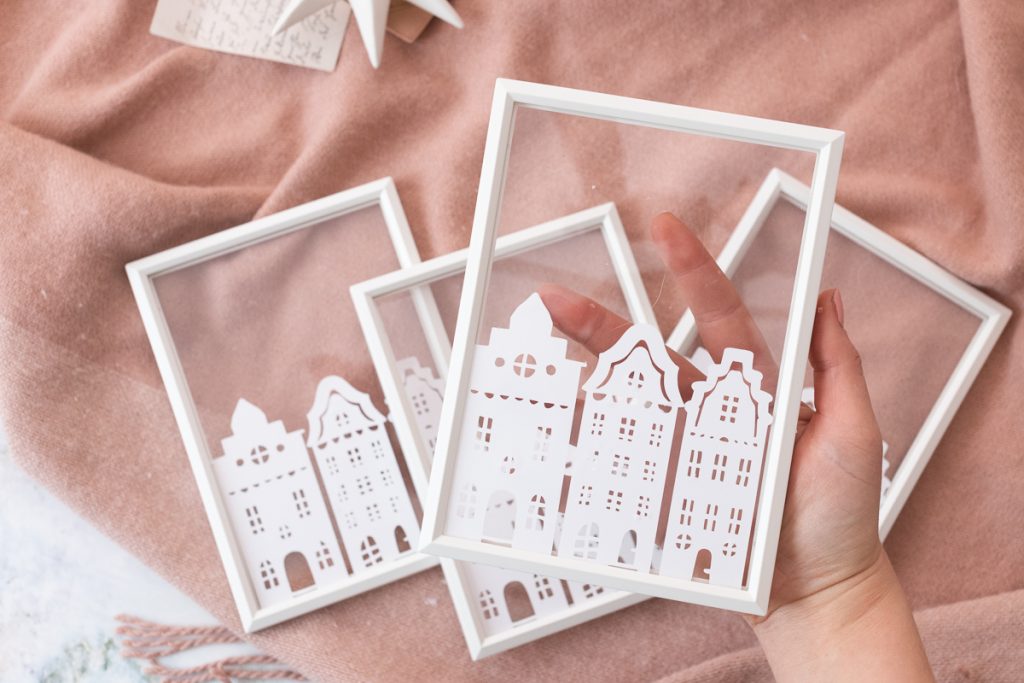 DIY: Häuser-Laterne aus Bilderrahmen basteln – mit Plotter-Vorlage