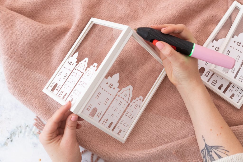 DIY: Häuser-Laterne aus Bilderrahmen basteln – mit Plotter-Vorlage