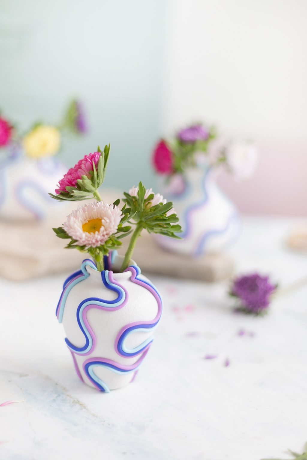 DIY-Deko: Bunte Vasen mit FIMO-Regenbogen gestalten