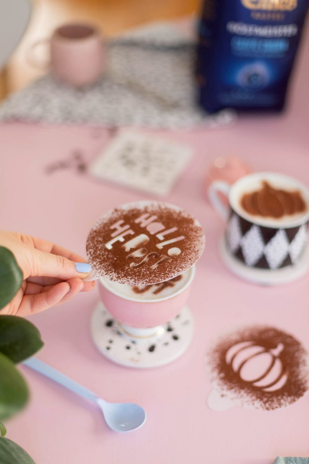 DIY: Kaffeeschablonen selbermachen – mit kostenlosen Vorlagen